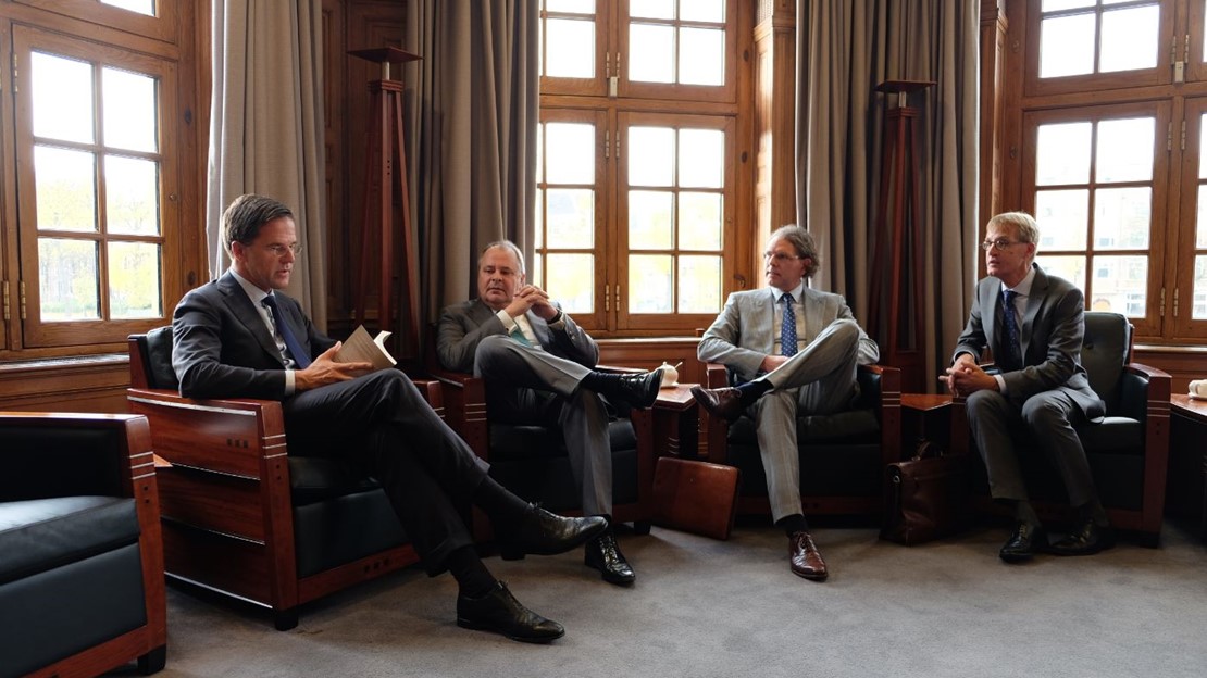 Boekoverhandiging ‘Silicon Valley: Planet Startup’ aan minister ...